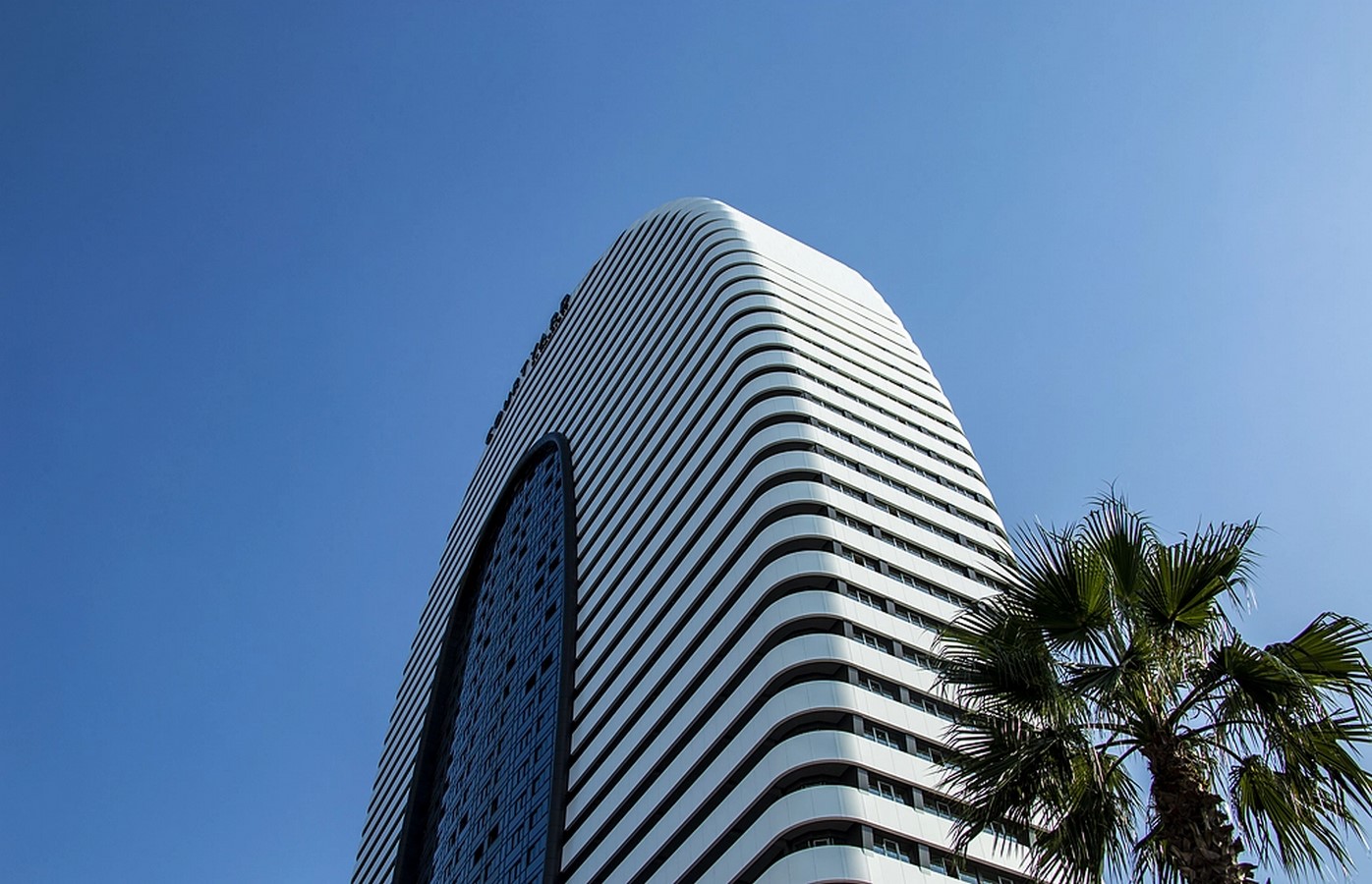Revolutionizing Construction with Larcore Structural Honeycomb Panels ...